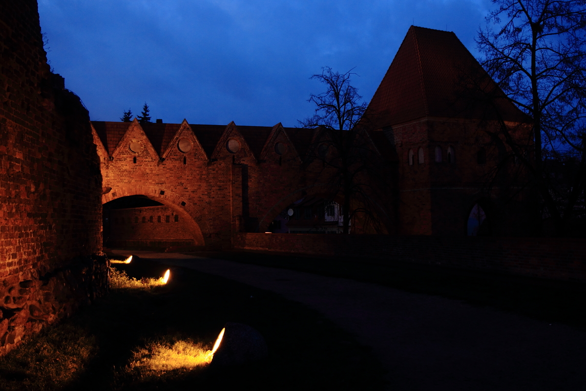 Jesienne trasy 45 – W Toruniu. Ruiny nocą – Fotowędrownik